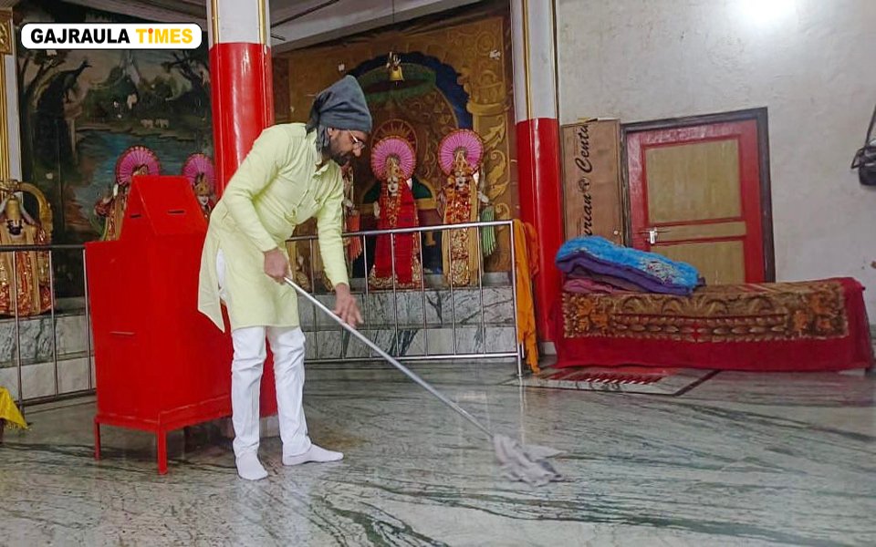 Gajraula गंगा प्याऊ मंदिर में विधायक राजीव तरारा ने स्वच्छता कर ...